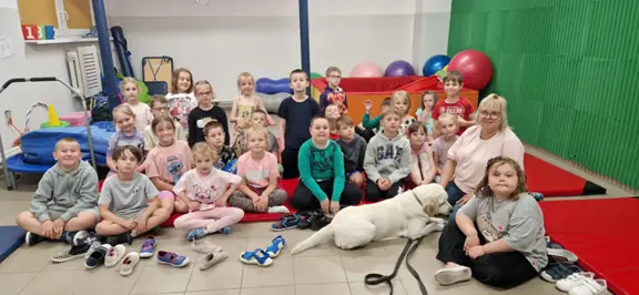 Zajęcia edukacyjne klas pierwszych z psem Rosa - SP 2 Stargard